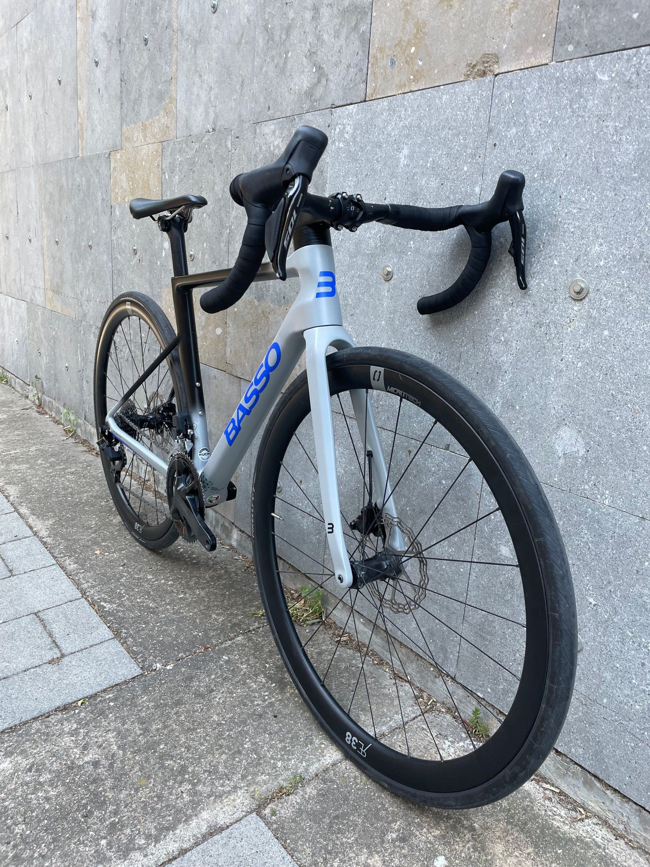 Vélo de route Basso Astra Disc Road (shimano 105 Di2) | Campsider