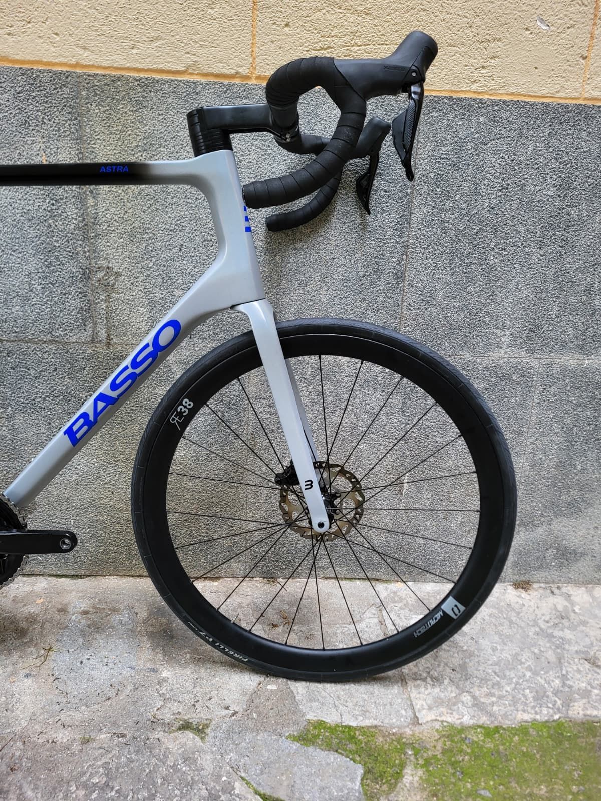 Vélo de route Basso Astra Disc Road (shimano 105 Di2 / Re38) | Campsider