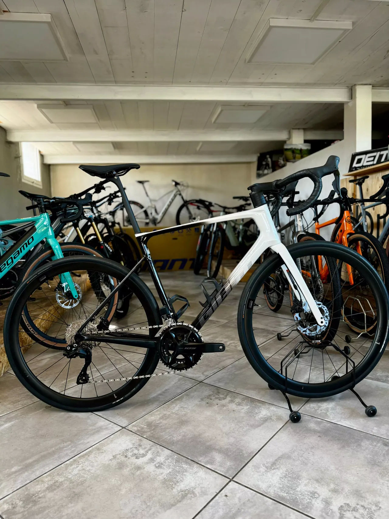 Vélo de route Giant Defy Advanced Pro 1 | Campsider