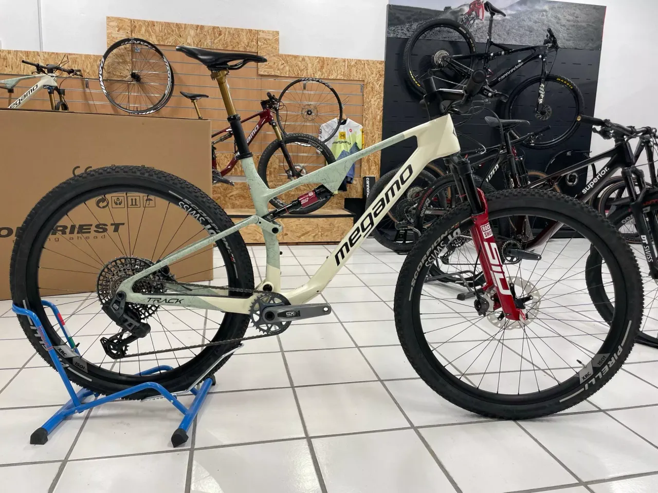 VTT Megamo Track Axs 120 | Campsider