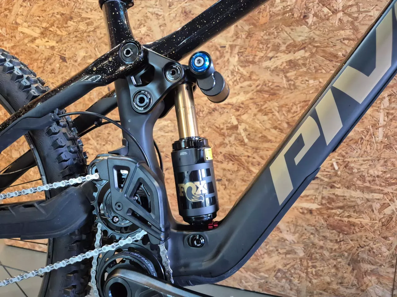VTT Pivot Phoenix Pro Saint 2025 | Campsider