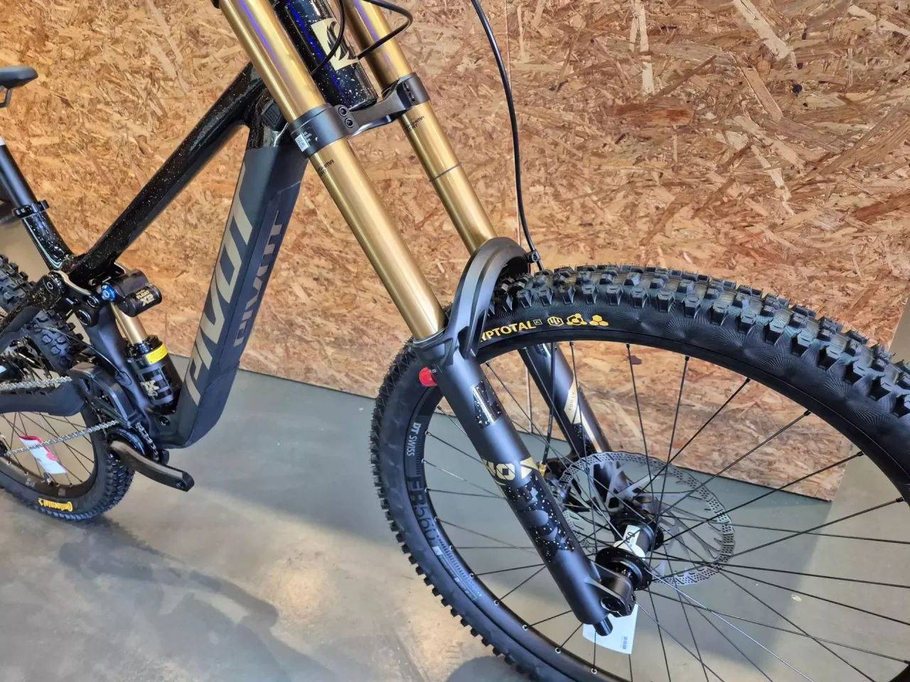 VTT Pivot Phoenix Pro Saint 2025 | Campsider