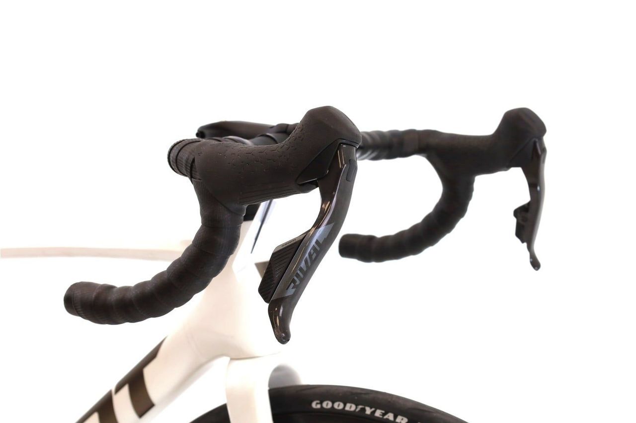 Vélo de route Giant Defy Advanced Pro 1 AXS 12V | Campsider