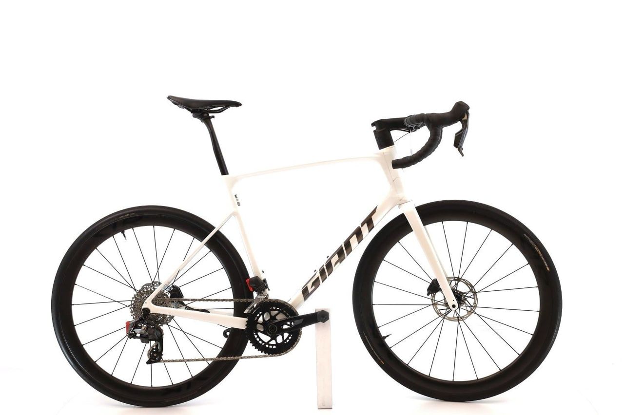 Vélos de route Giant Defy Advanced Pro 1 AXS | Campsider