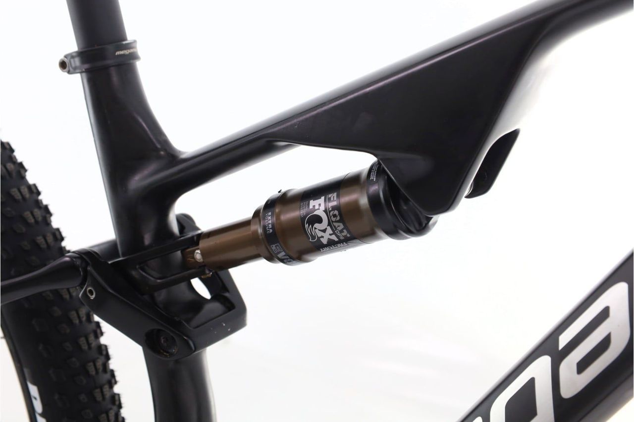 VTT Megamo TRACK AXS RACE | Campsider